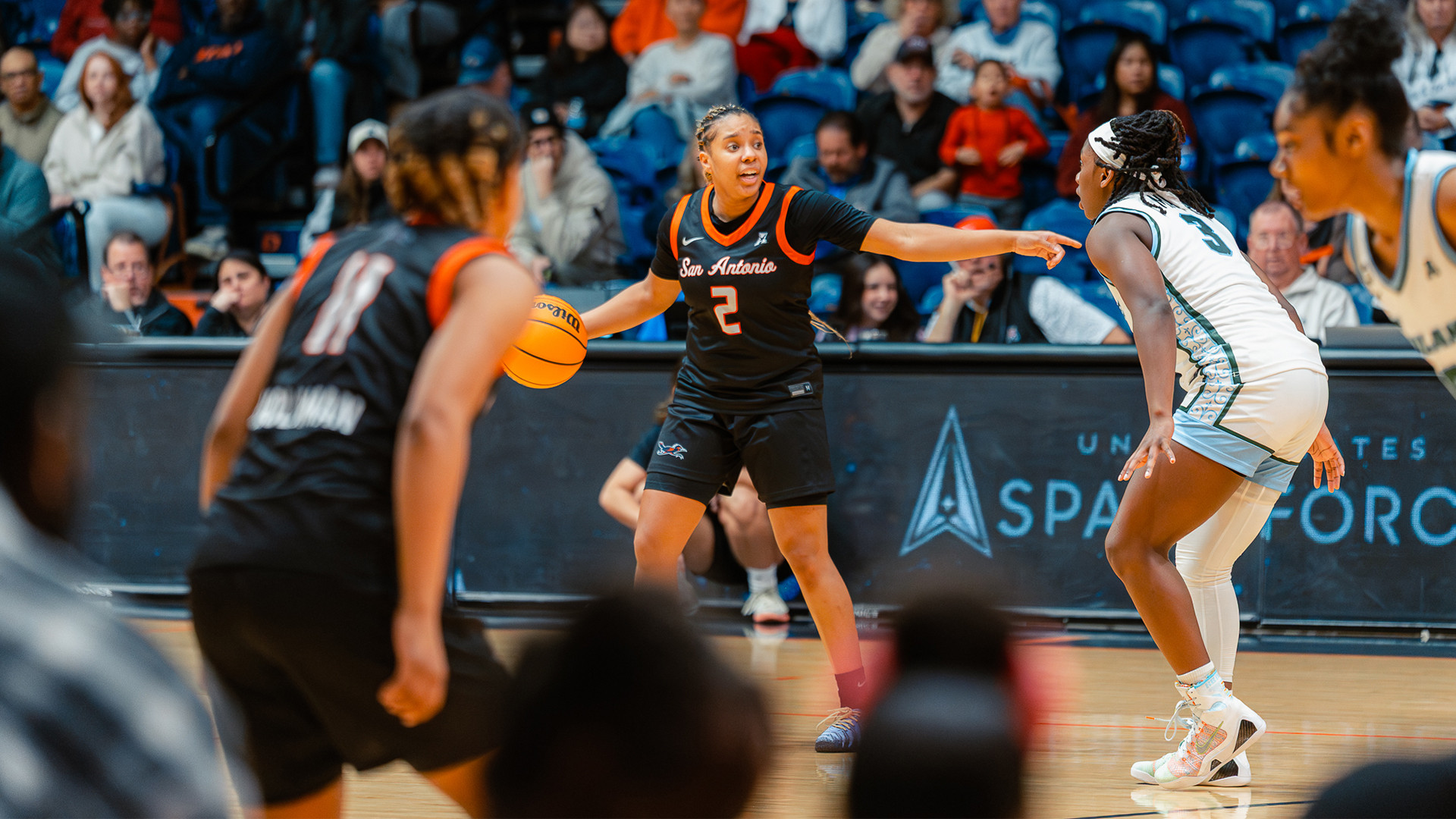 Hardaway, Rowe lead ‘Runners past Green Wave, 65-63 - UTSA Athletics ...