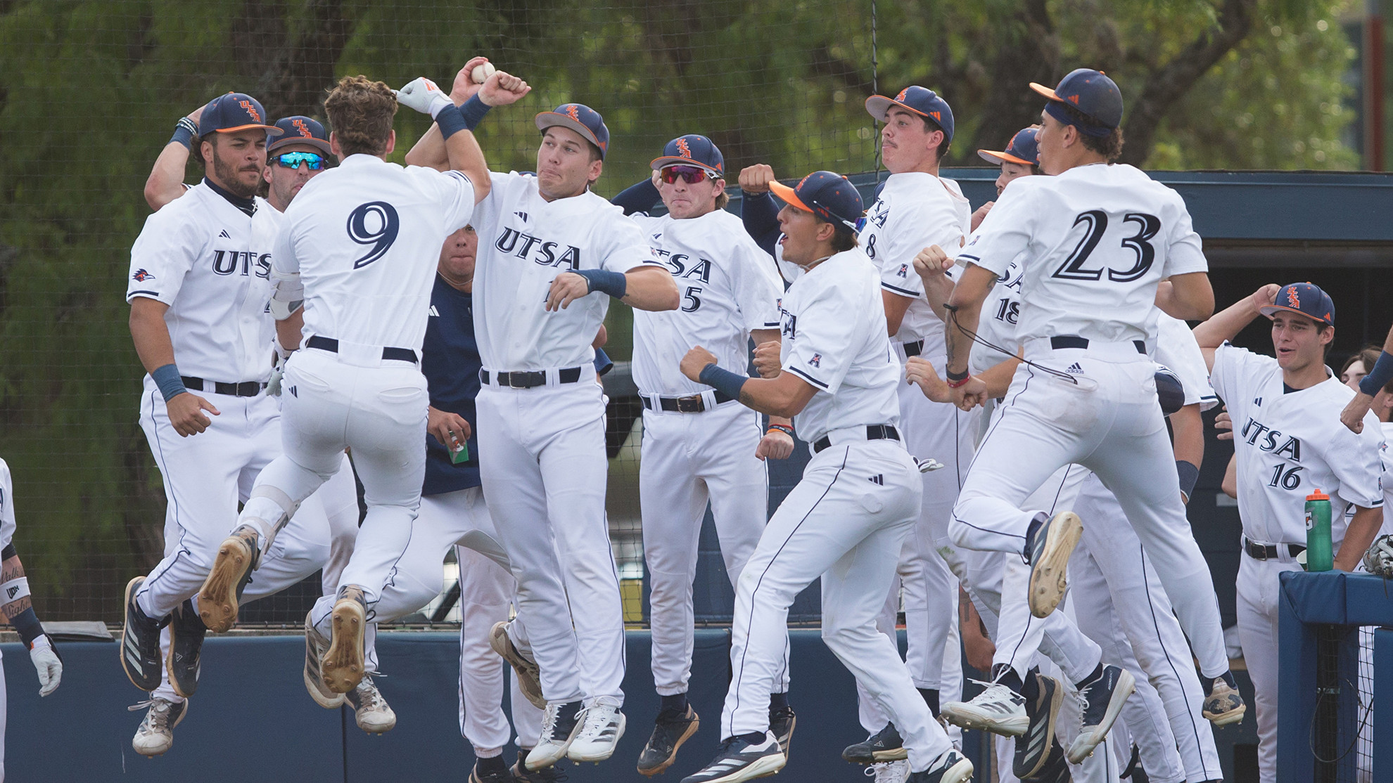 Roadrunners improve to 11-2 in conference play - UTSA Athletics ...
