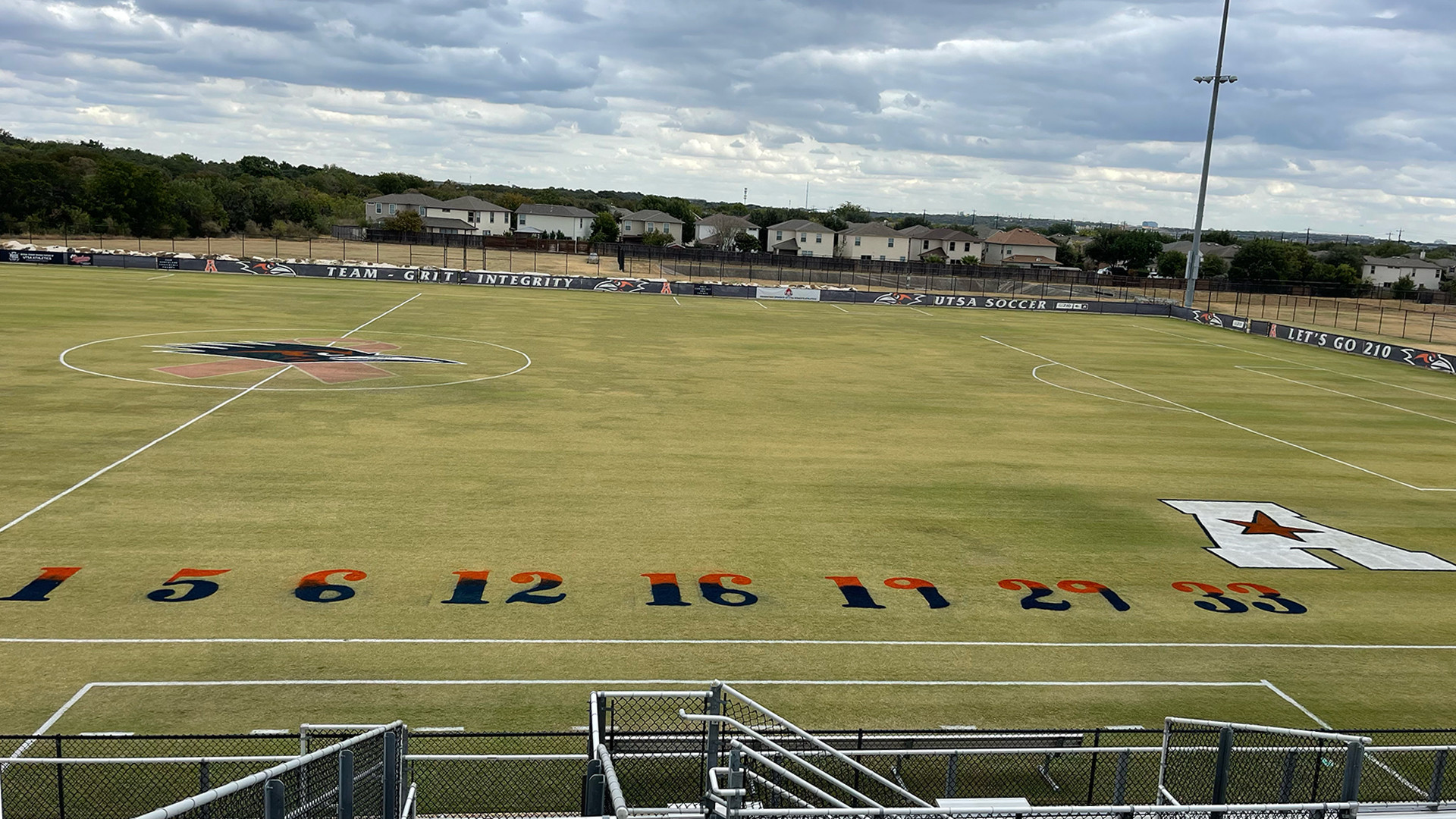 Roadrunners celebrate eight seniors at Sunday’s Senior Day vs. Temple ...